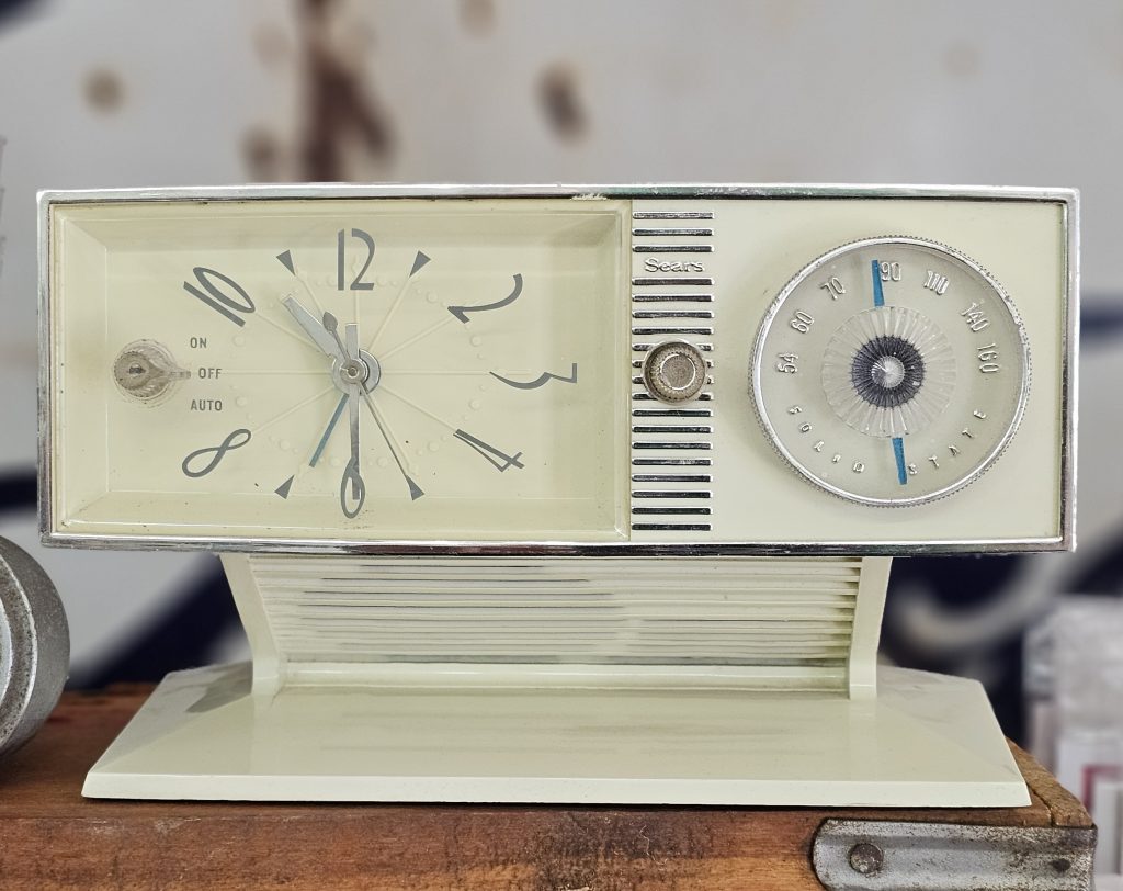 Silvertone Model 2061 Clock Radio Clock Runs Well Works Buzz